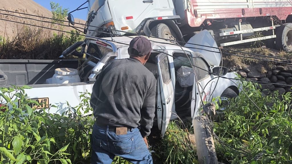 Cuatro heridos deja choque frontal entre camioneta del GRT y camión en ...
