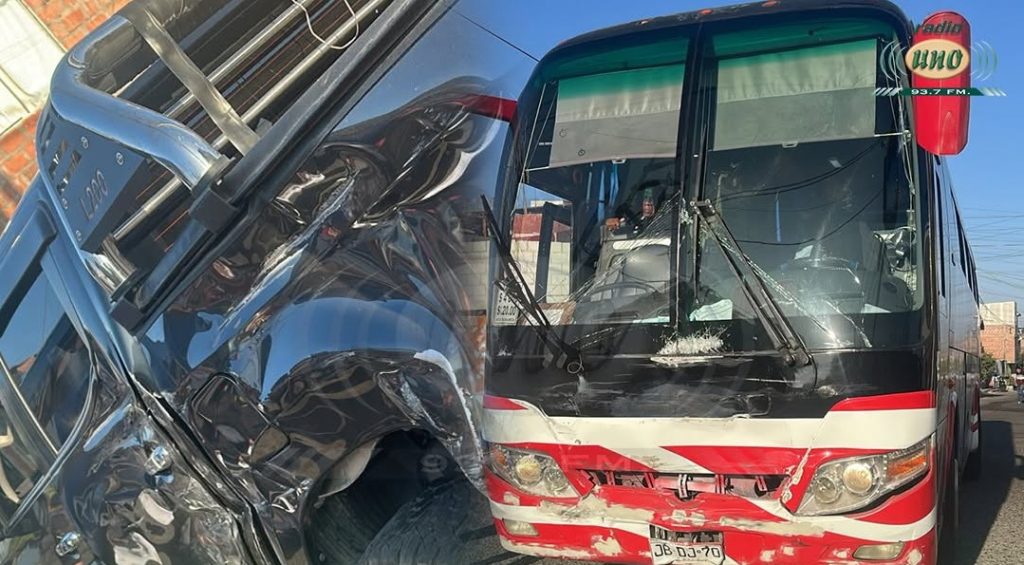 Chilena resulta herida en choque de bus y camioneta