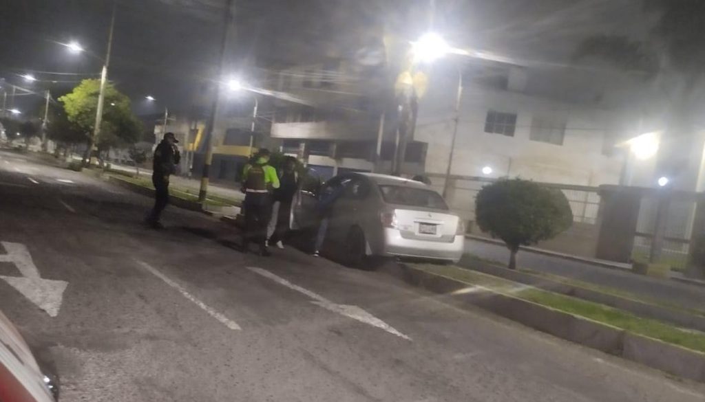 Vehículo despista sobre sardinel central